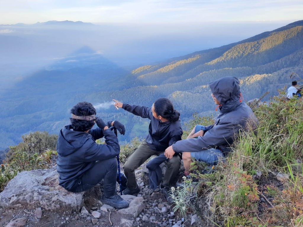 Menikmati Golden Sunrise di Puncak Gunung Burni Telong | Hibur.id