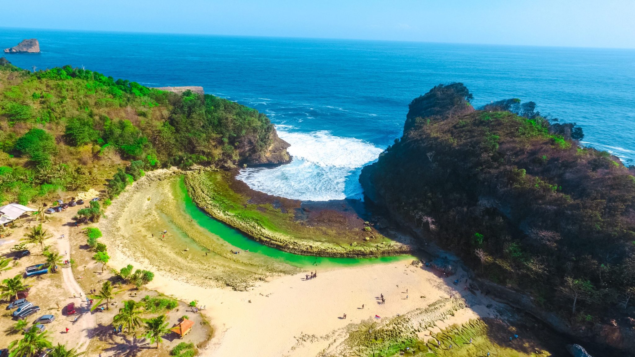 Berkemah Di Pantai Dengan Pemandangan Bukit Di Pantai Batu Bengkung ...