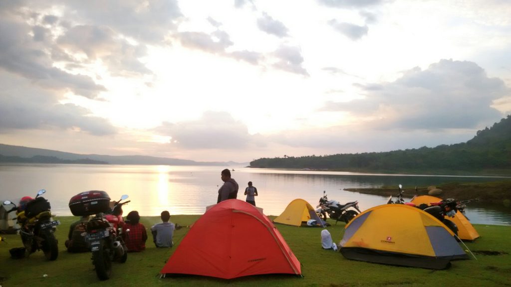 Berkemah Di Waduk Terbesar Di Indonesia - Waduk Jatiluhur | Hibur.id