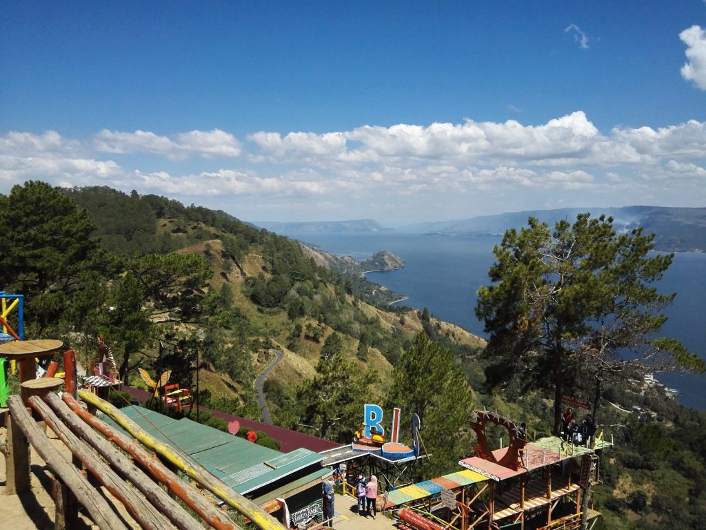 Menikmati Keindahan Danau Toba Dari Ketinggian Dengan Berkemah Di Bukit ...