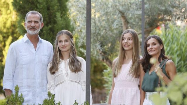 7 Potret Cantik Putri Leonor Pakai Mini Dress, Tak Seperti Anggota ...