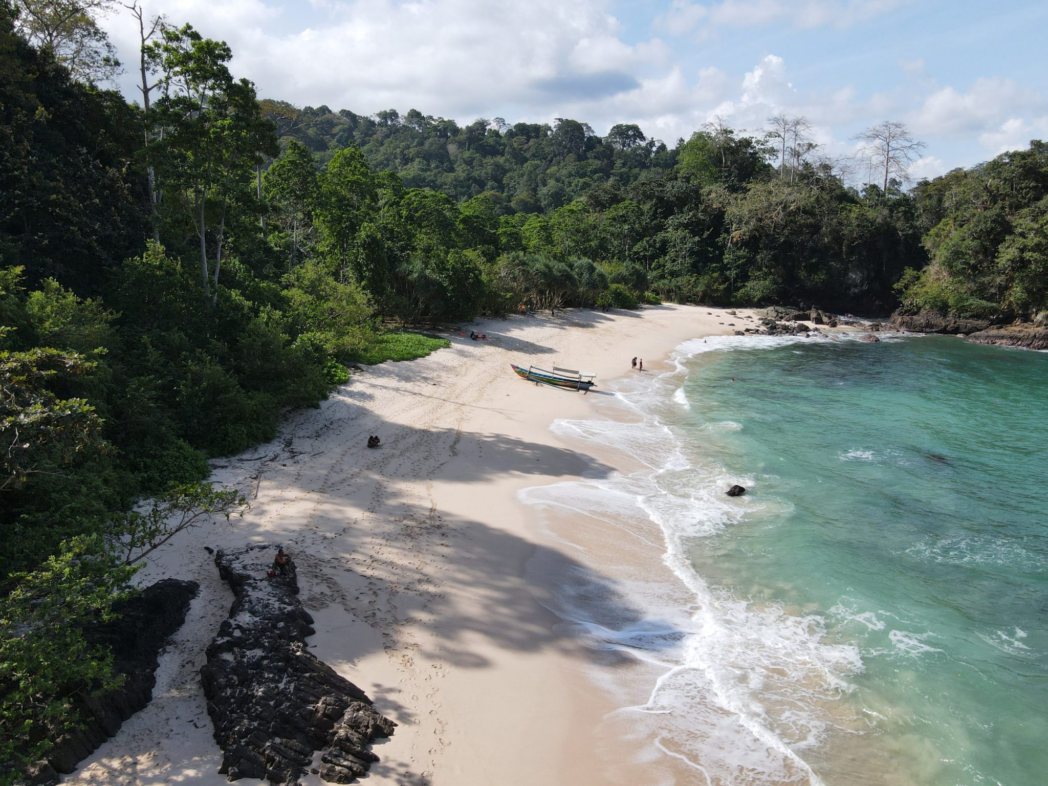 Pantai Indah di Indonesia dengan Batu Granit Raksasa yang Mempesona ...