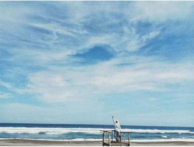 Pantai Cemoro Sewu - Pantai Unik Yang Dipenuhi Oleh Pohon Cemara | Hibur.id