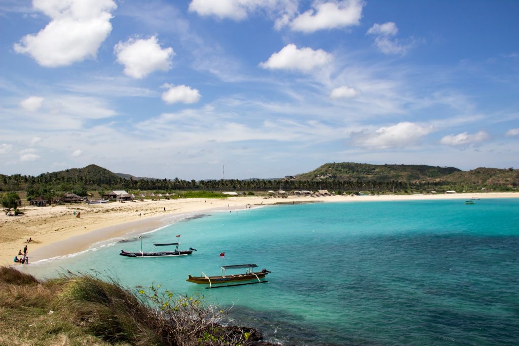 Jelajahi Keindahan 5 Pantai dengan Garis Pantai yang Memukau di ...