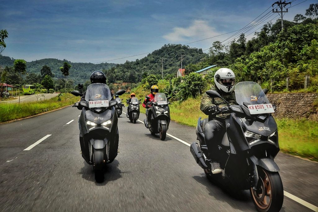 Moto Mobi | Geber Yamaha XMAX Connected Sampai Gerbang Batas RI | Hibur.id